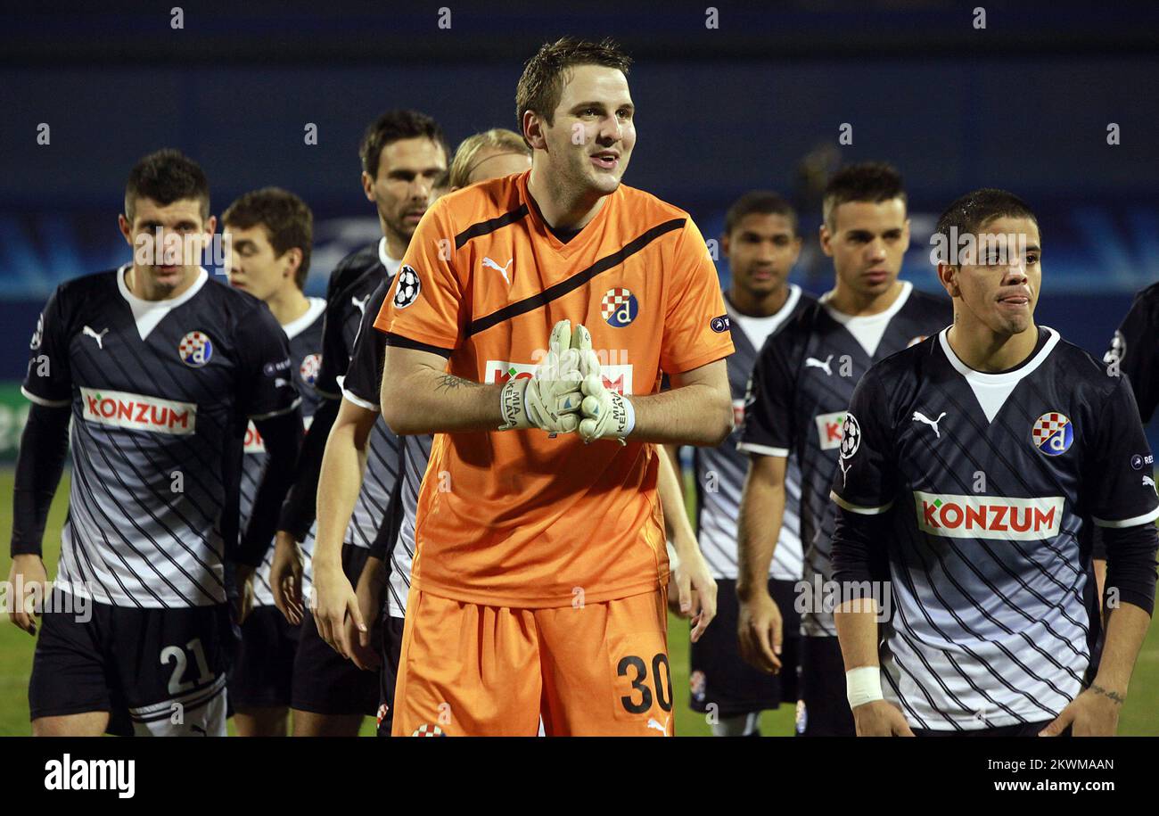 Dinamo Zagreb Torwart Ivan Kelava (Zentrum) und seine ...
