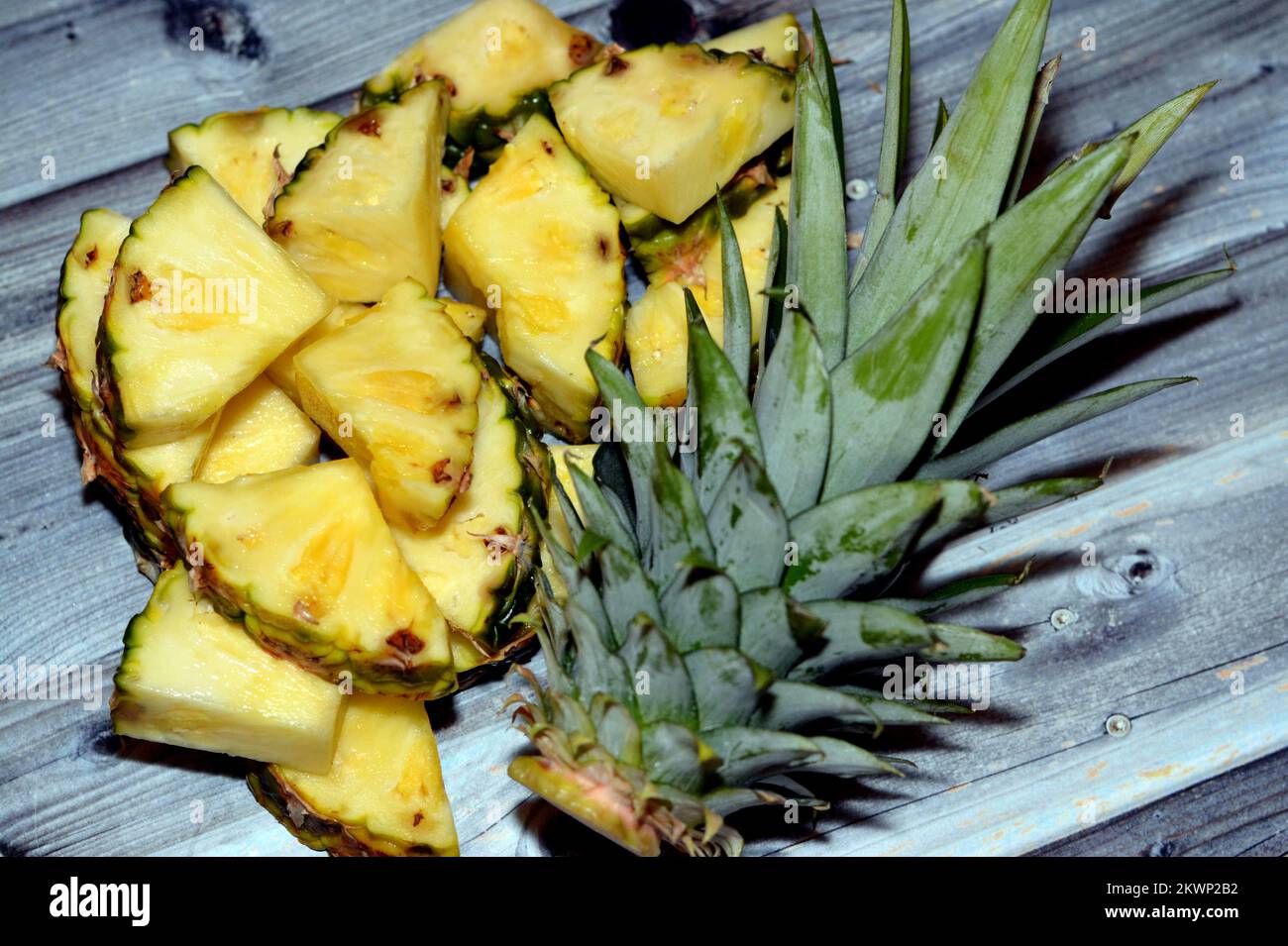 Die Ananas (Ananas comosus), eine tropische Pflanze mit einer essbaren ...