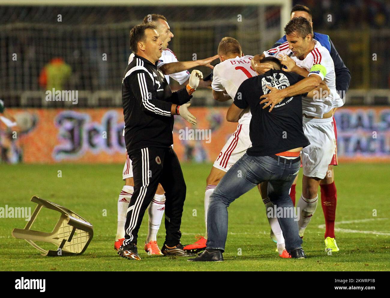 Das Spielfeld wird von Fans überfallen, da ein politisch hoch beladenes ...