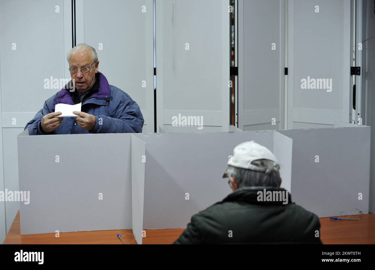 28.12.2014., Kroatien, Zagreb - an den Wahllokalen, die um 7 Uhr ...