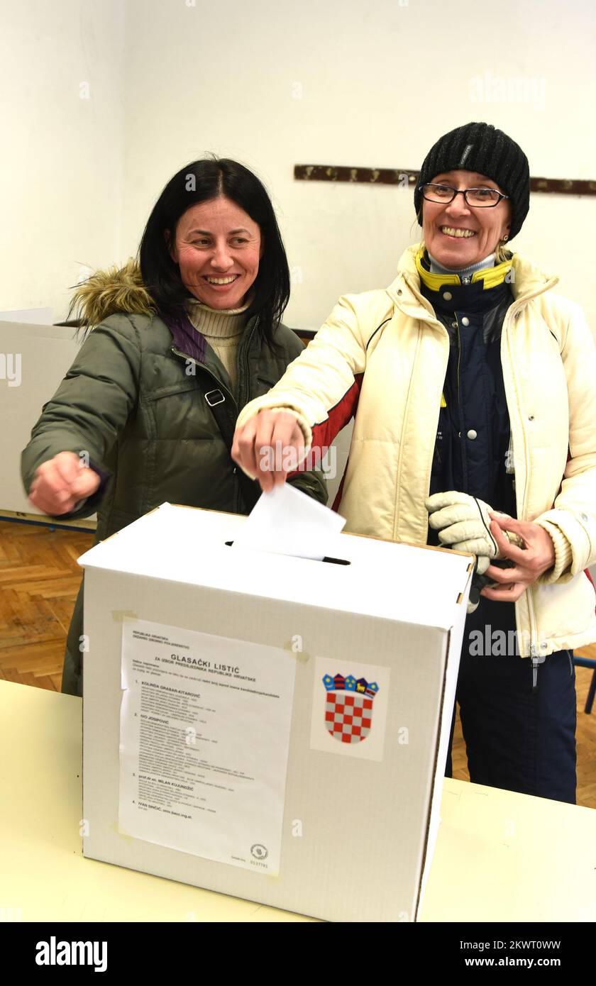 28.12.2014., Kroatien, Zagreb - an den Wahllokalen, die um 7 Uhr ...