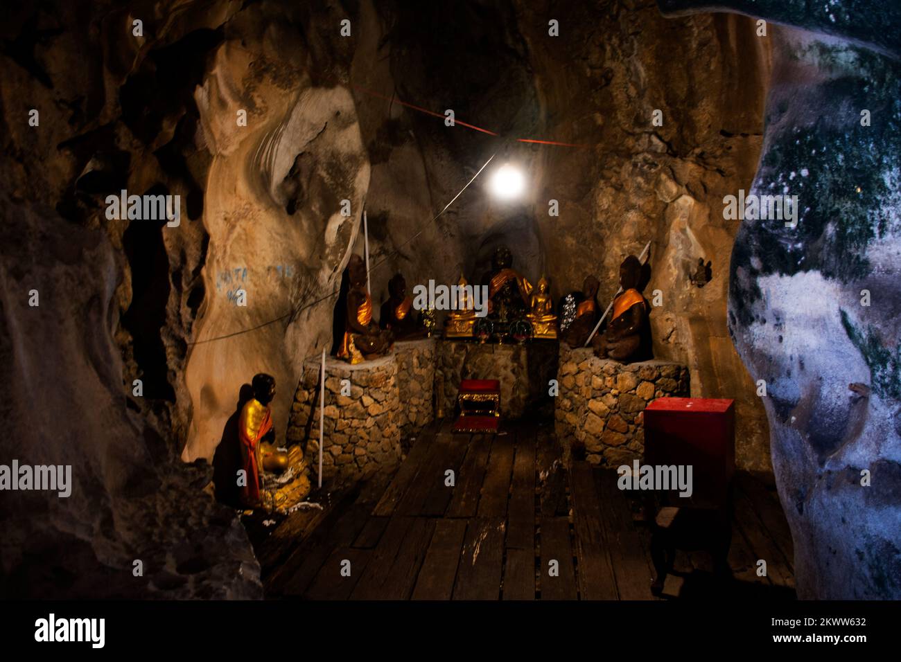 Schnitzerstein und Skulptur buddha-Statue auf der Höhlenwand von Tham ...