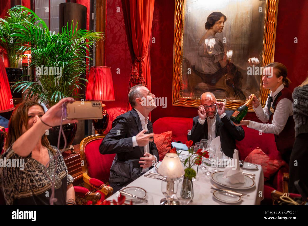 Wiener rote bar -Fotos und -Bildmaterial in hoher Auflösung – Alamy