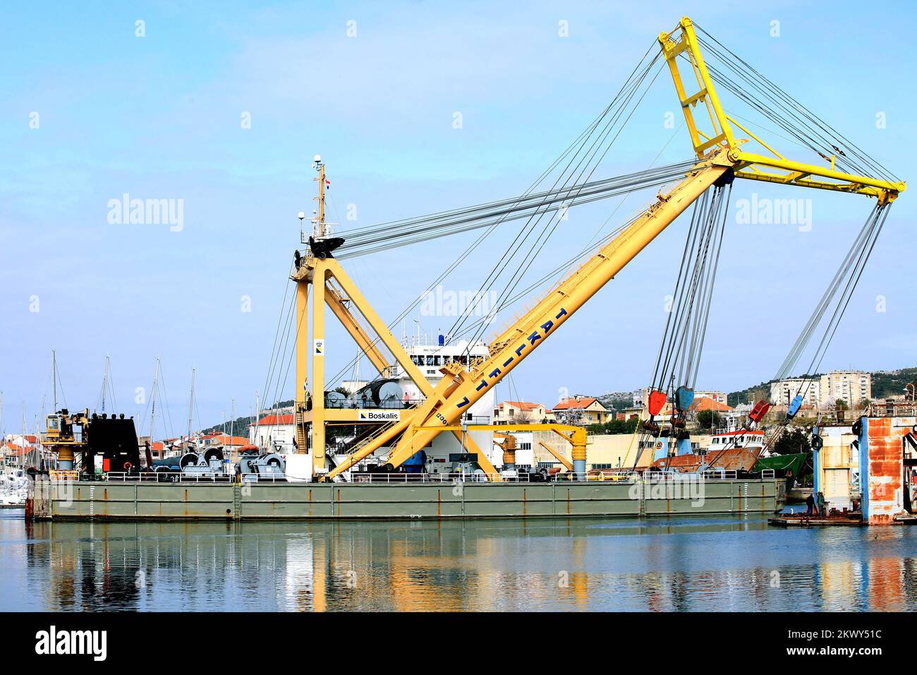 25.02.2017., Kroatien, Sibenik - im Hafen von Sibenik segelte der ...