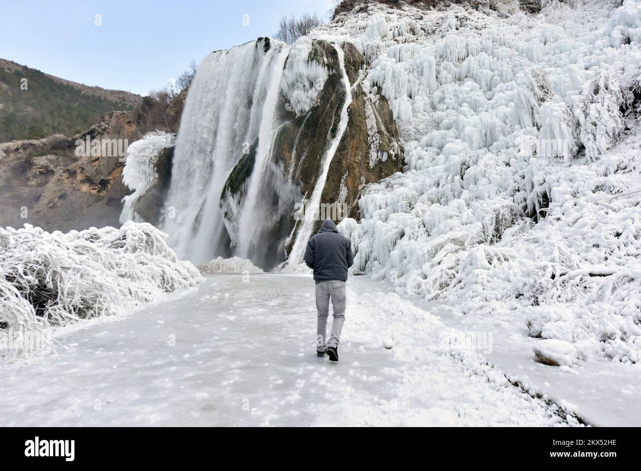 27.02.2018., Knin, Kroatien - der gefrorene 22 Meter hohe Wasserfall ...