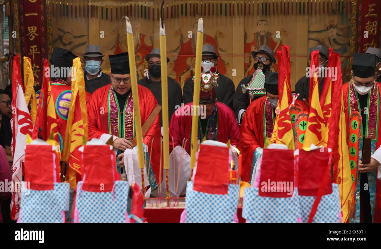 Die Dorfbewohner feiern das Ngau Keng Tsuen HHA JiuHHFestival, das ...