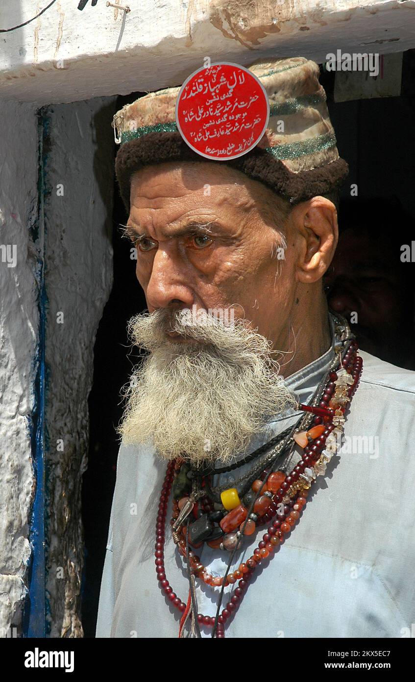 Peshawar, Khyber Pakhtunkhwa/Pakistan: Alter Pakistaner mit Hut und ...