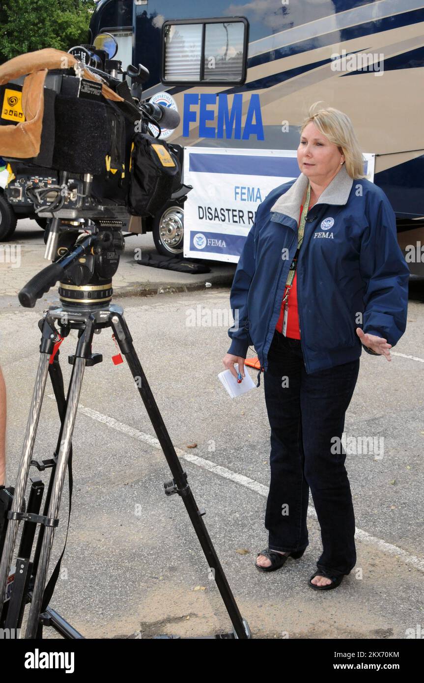 FEMA Public Information Officer vor der Kamera bei Disaster Recovery C ...