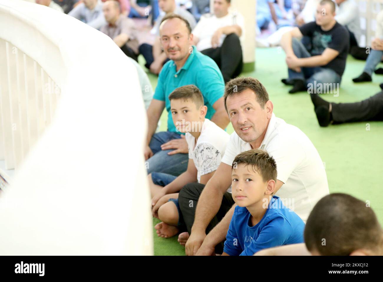 11.08.2019., Zagreb, Kroatien - Moslems beten in einer Moschee während ...