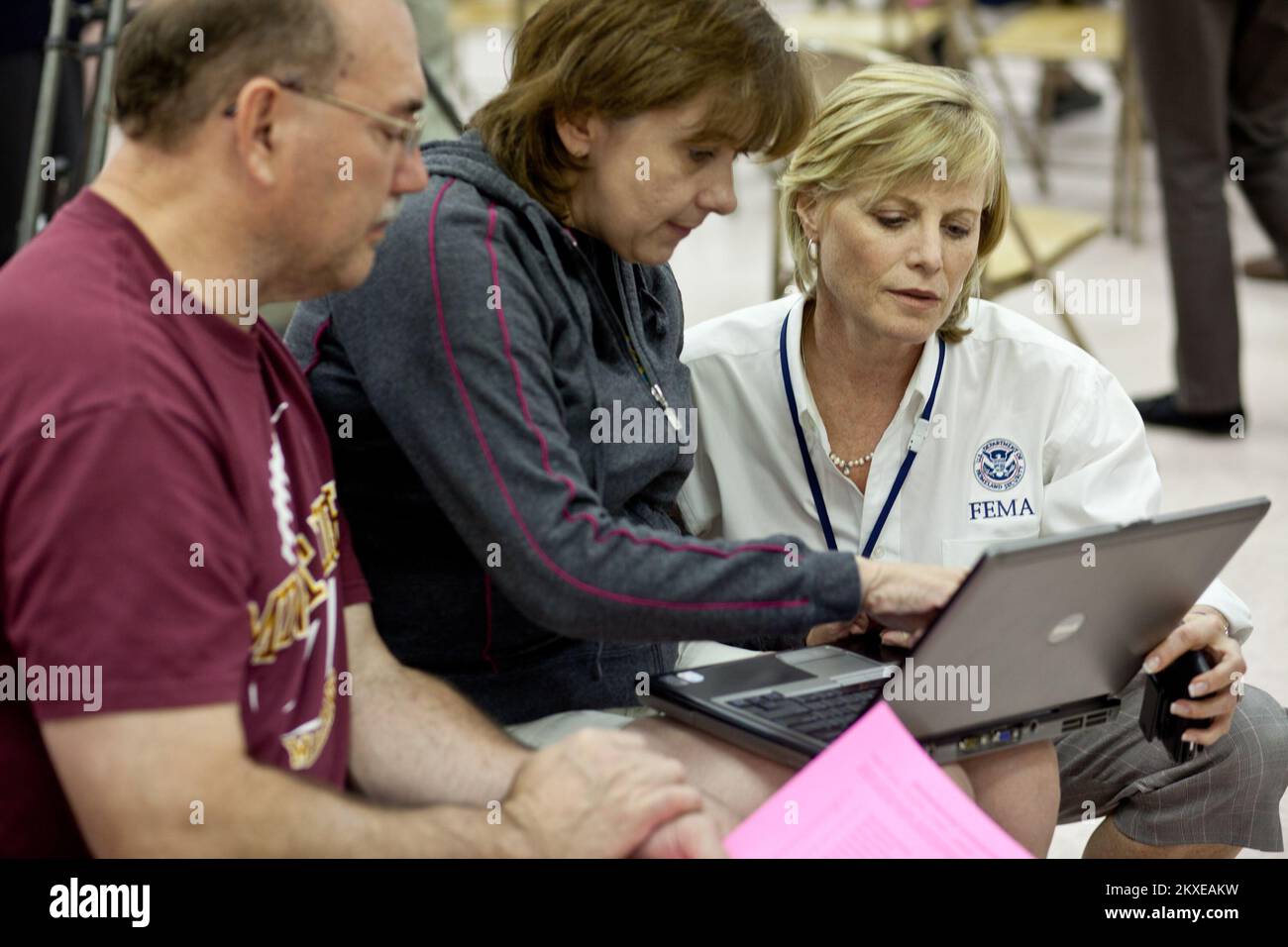 Minot, N.D., 27. Juni 2011 Robin Finegan, Administrator der FEMA-Region ...