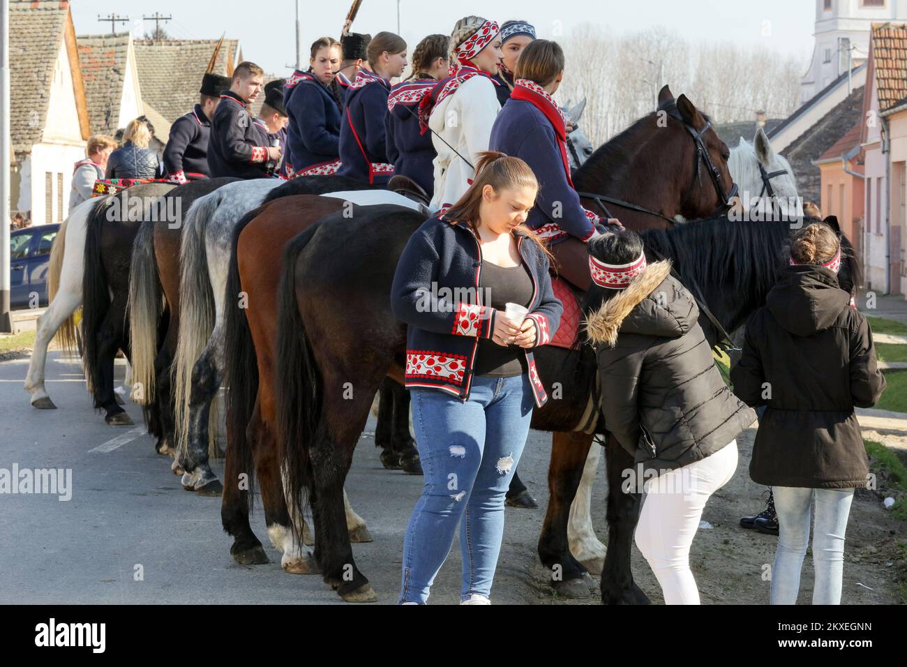 09.02.2020., Kroatien, Siroko Polje - Karnevalsreiten, während das Lied ...