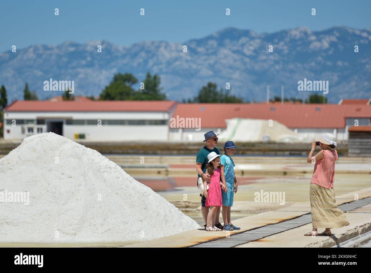Am 9. Juli 2020 besuchen die Menschen Nin Saltworks in Nin, Kroatien ...