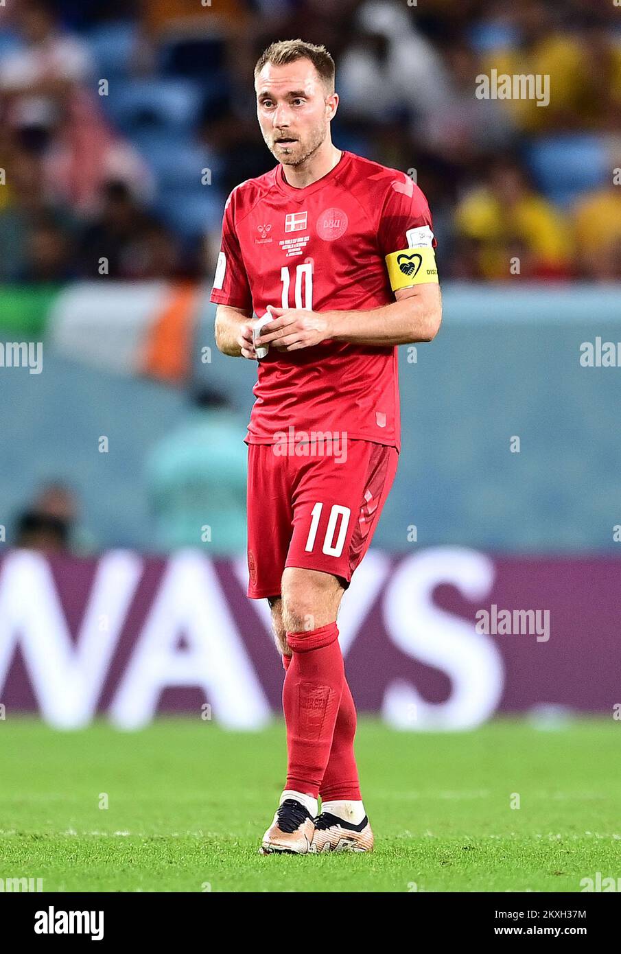 Christian Eriksen (Daenemark) mit Zettel von Trainer Kasper Hjulmand ...