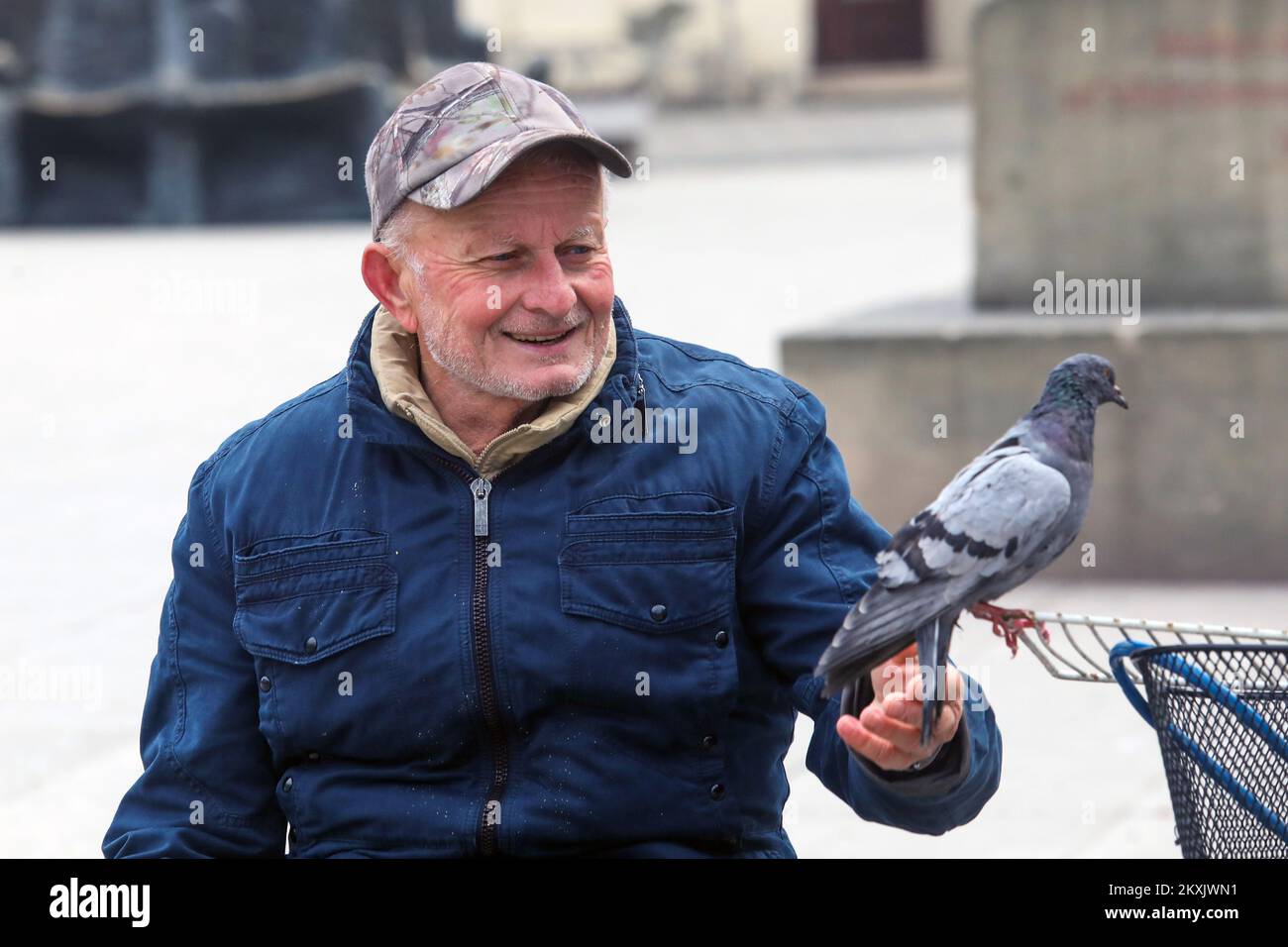 Das Foto wurde am 01. Dezember 2020 aufgenommen und zeigt, wie der alte Mann sein bescheidenes ...