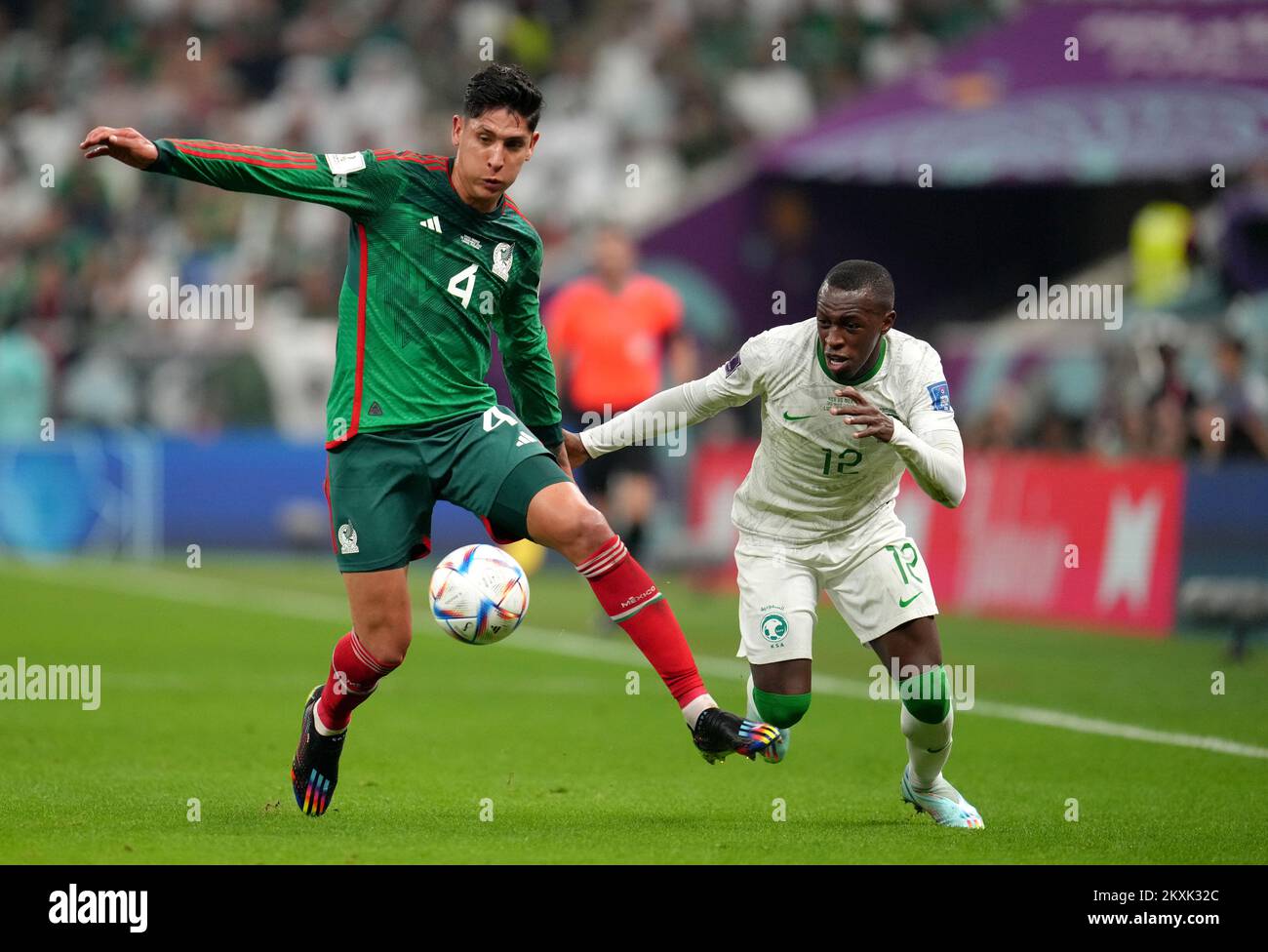 Mexikos Edson Alvarez (links) und Saudi-Arabiens Saud Abdulhamid ...