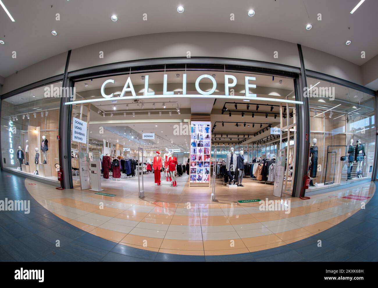Bra, Cuneo, Italien - 30. November 2022: Calliope Store in der Galerie - Marcatò Big ...