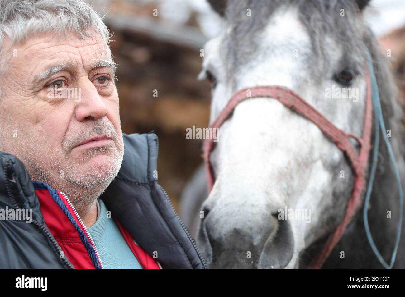 Tomislav Suknaic berührt sein Pferd vor seinem beschädigten Haushalt im ...