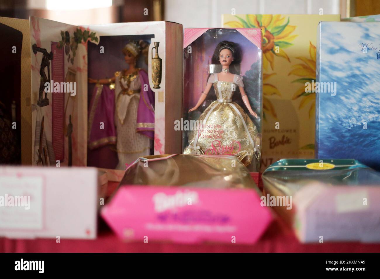 Die Bilder zeigen Barbie-Puppen aus der Sammlung von Sanja Grsetic ...