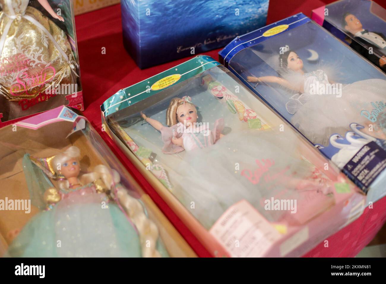 Die Bilder zeigen Barbie-Puppen aus der Sammlung von Sanja Grsetic ...