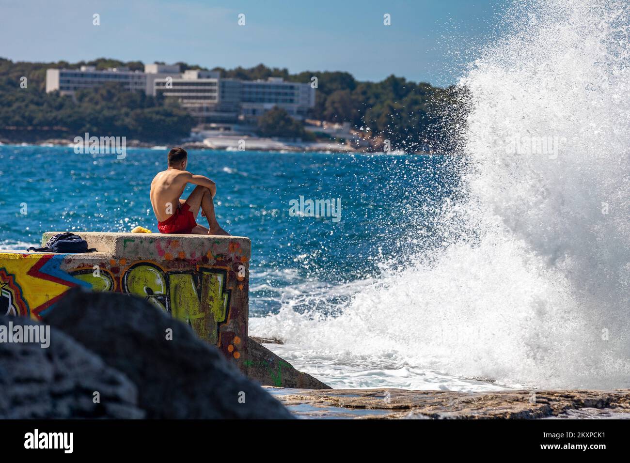 Menschen, die am 30. Juni 2021 am Strand von Verudela in Pula, Kroatien ...