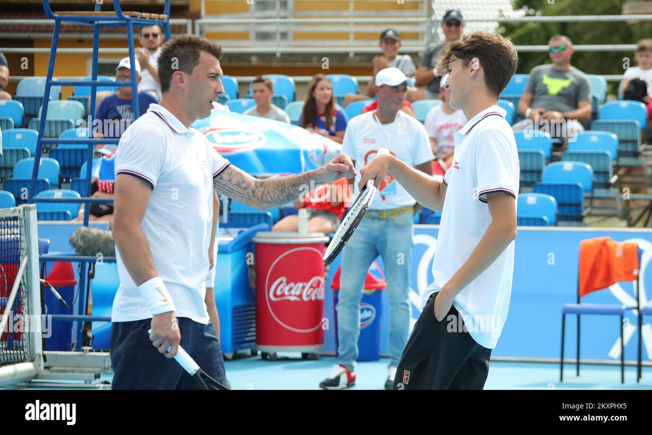 PETRINJA, KROATIEN - JULI 13: Fußballspieler Mario Mandzukic spielt ...