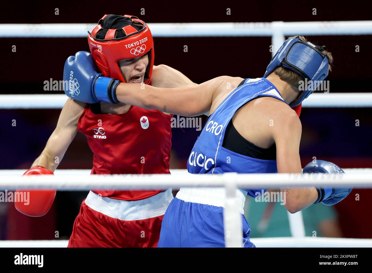 Caroline Veyre (L) aus Kanada tauscht während der Frauenfedern (54-57kg ...