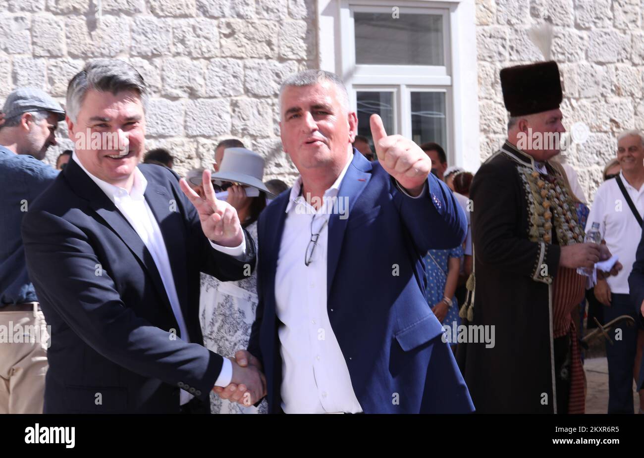 Der kroatische Präsident Zoran Milanovic und Miro Bulj, Abgeordneter ...