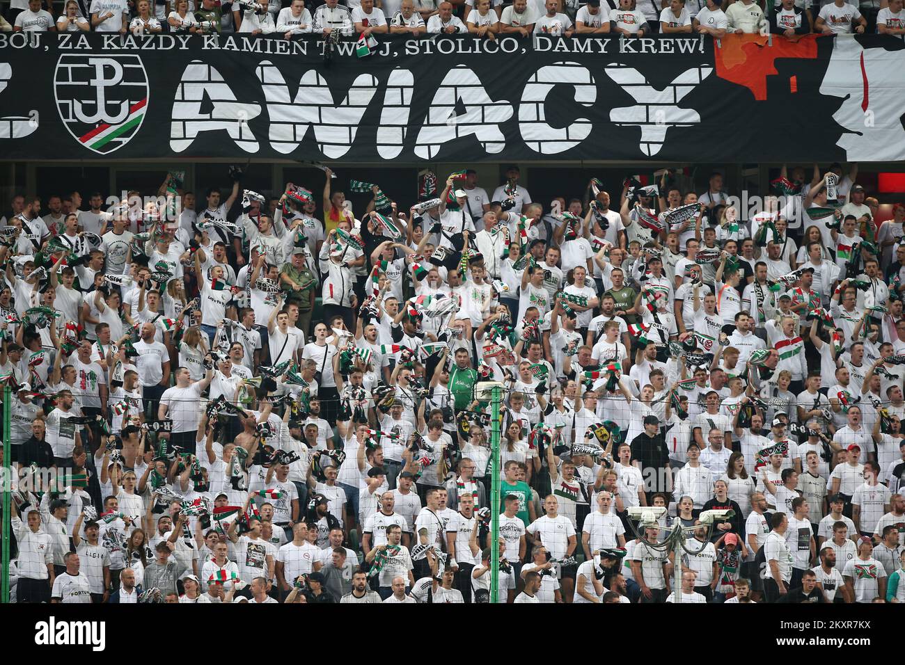 Legia Warsaw-Fans jubeln beim dritten Qualifikationsspiel der UEFA ...