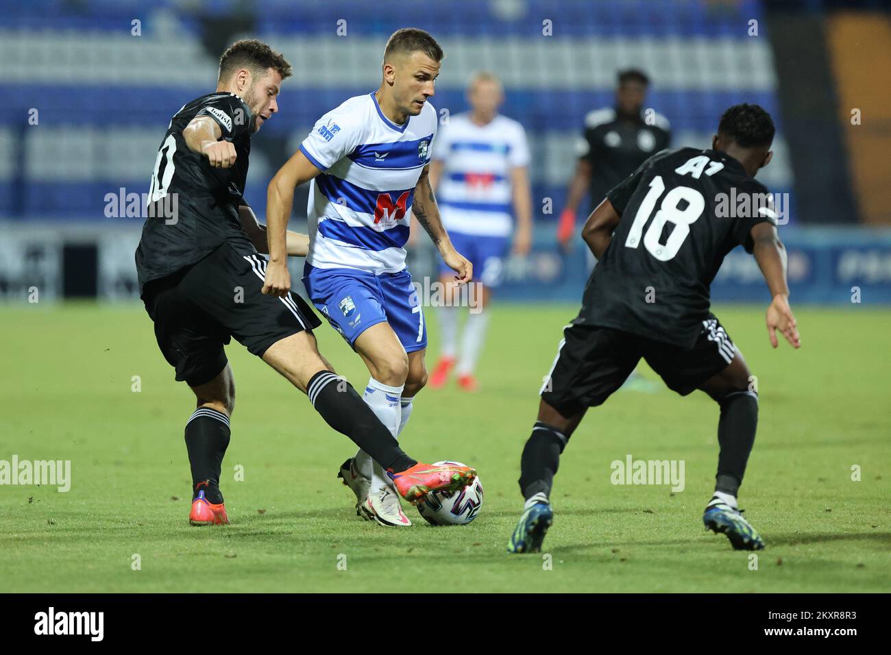 Yanic Wildschut von CSKA Sofia und Mato Milos von Osijek wetteifern um ...