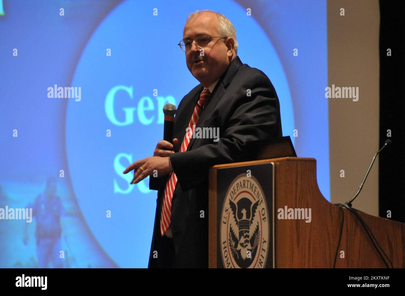 Crystal City, Va , 7. August 2012 FEMA-Administrator Craig Fugate hält ...