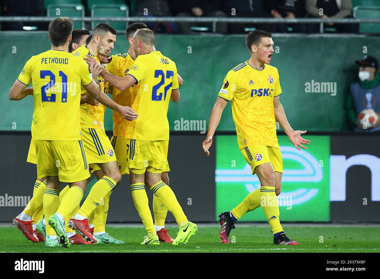 WIEN, ÖSTERREICH - OKTOBER 21: Die Spieler von Dinamo Zagreb feiern am 21. Oktober 2021 im ...
