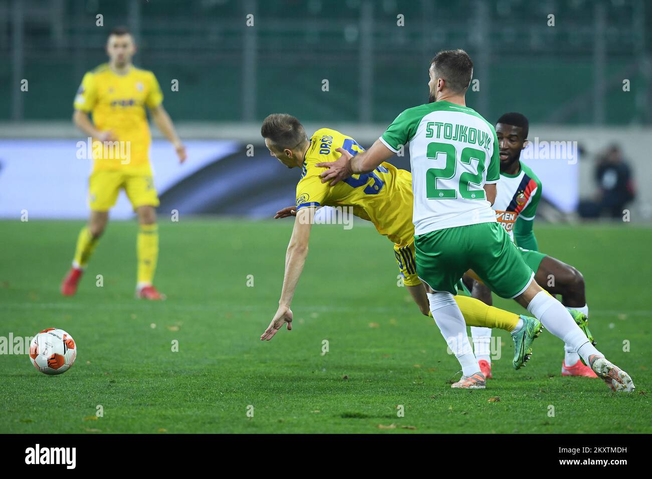 WIEN, ÖSTERREICH - OKTOBER 21: Mislav Orsic von Dinamo Zagreb und Filip ...