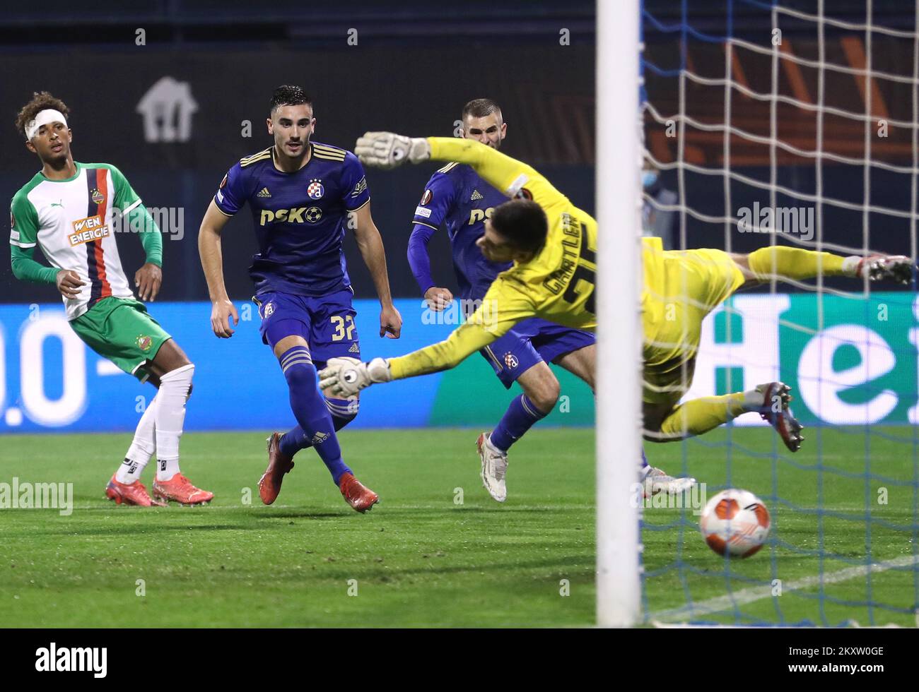 Josip Sutalo von Dinamo Zagreb erzielt am 4. November 2021 im Maksimir ...