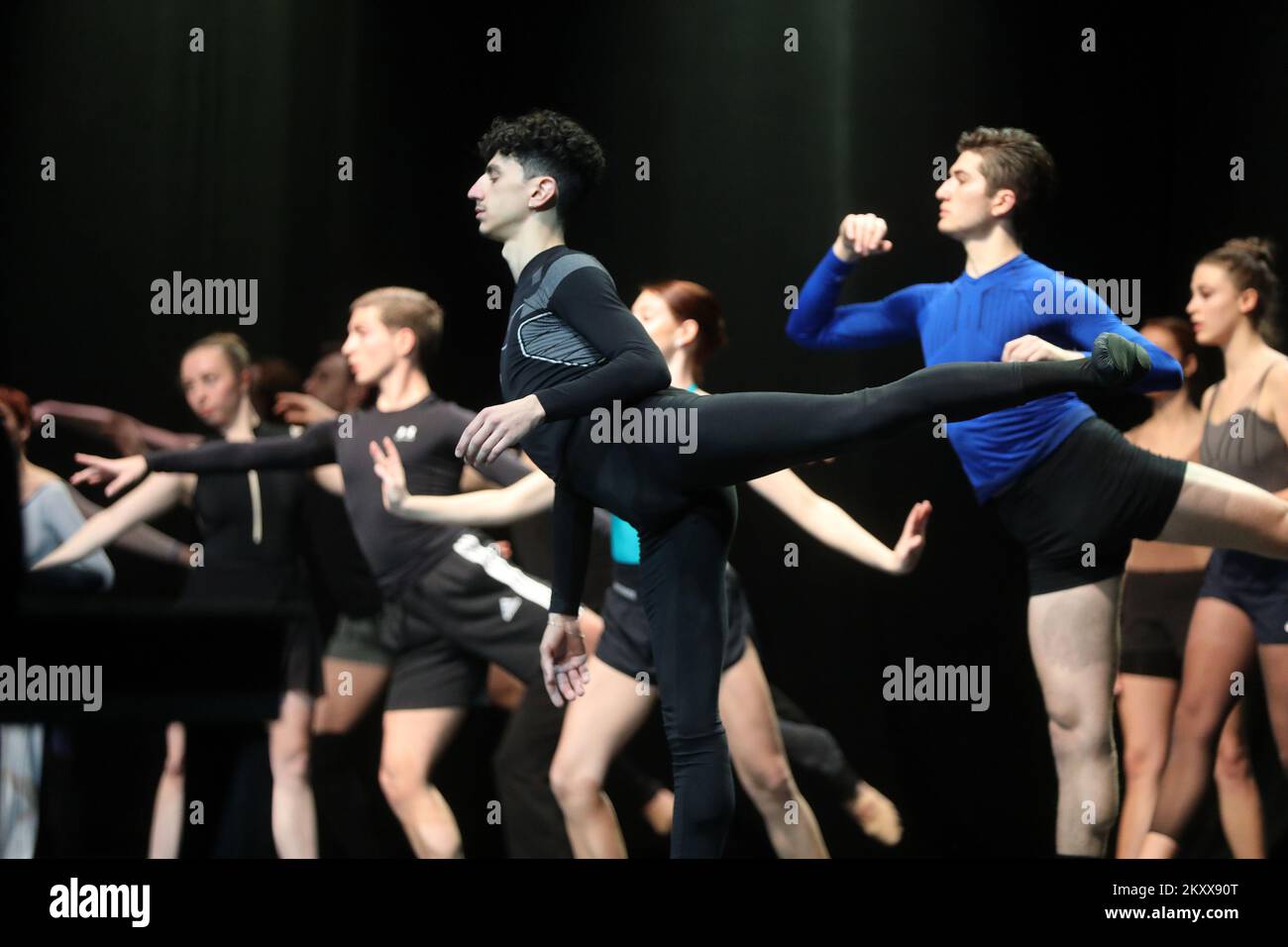 Balletttänzer werden während der internationalen Vorführung für neue Mitglieder des ...