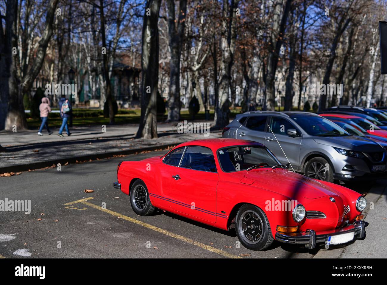 Das markante rote Auto VW Karmann Ghia, das vor der dänischen Botschaft ...
