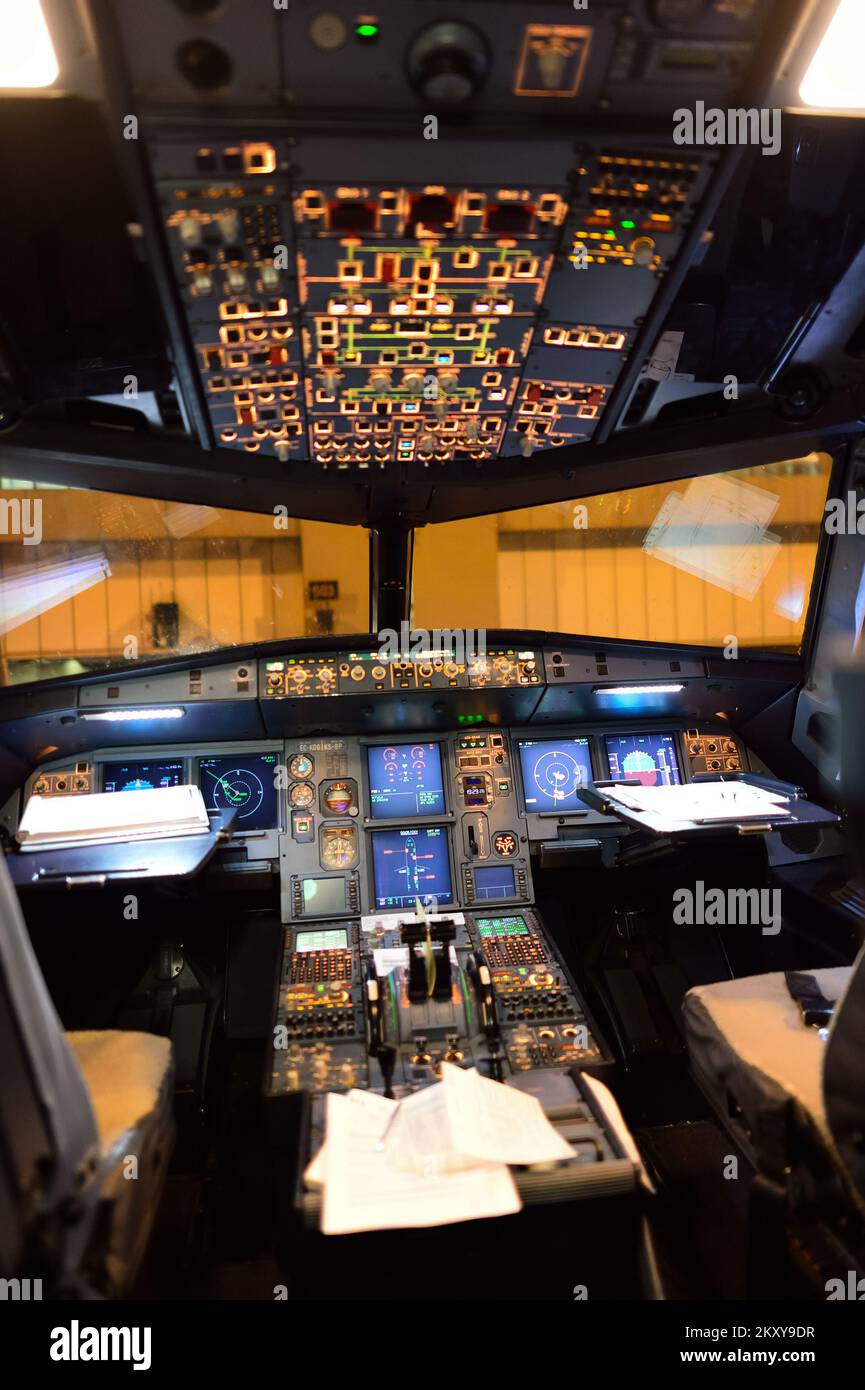 ROM, ITALIEN - 04. AUGUST 2015: Airbus A320 Cockpit-Innenraum bei Nacht ...