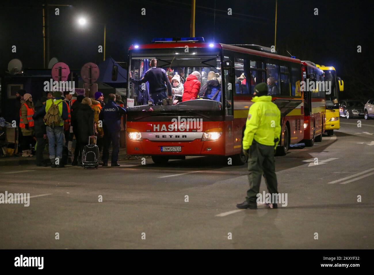 Menschen, die vor der russischen Invasion in der Ukraine fliehen ...