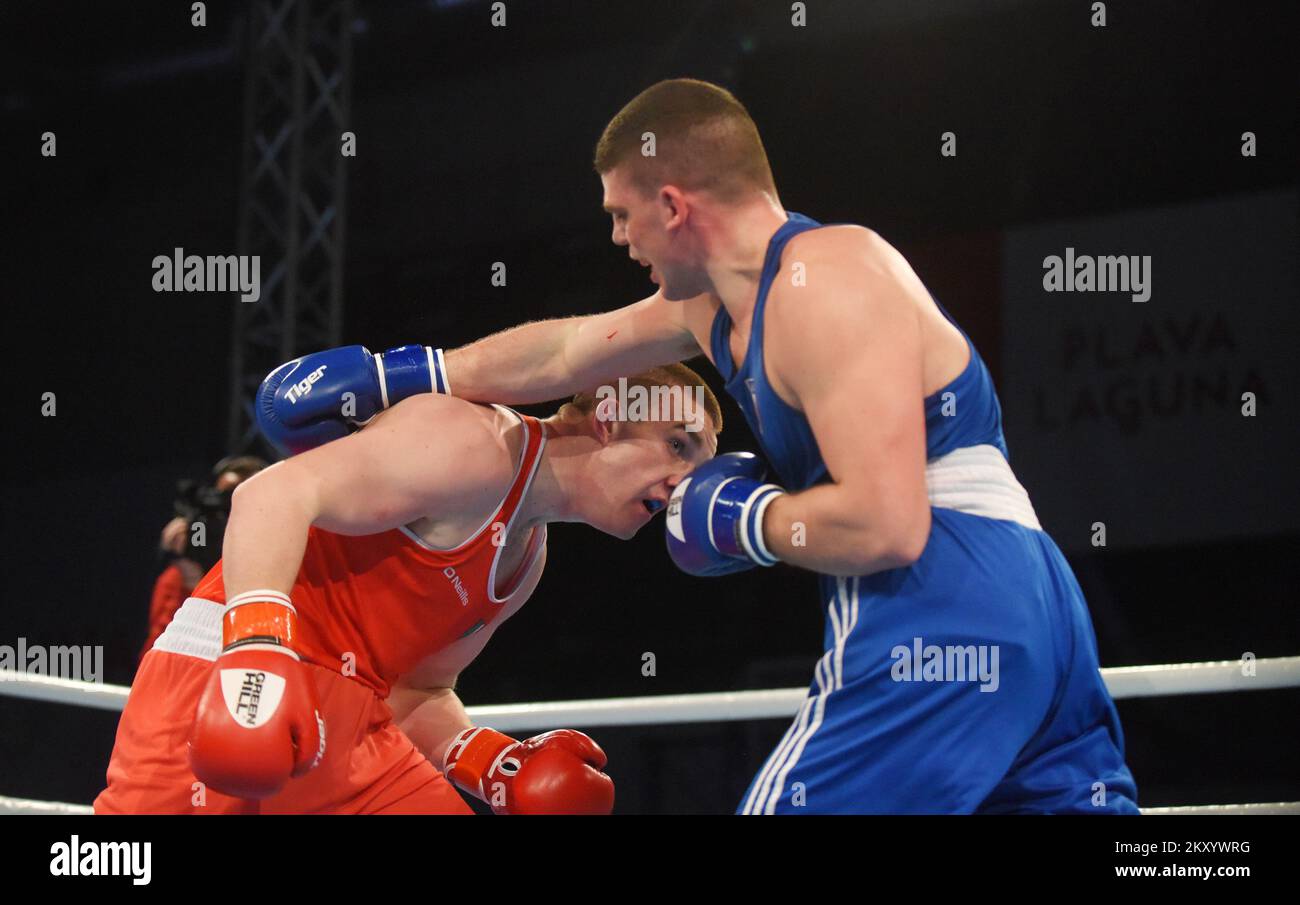 Jack Michael Marley aus Irland (rot) kämpft am 23. März 2022 in Porec ...
