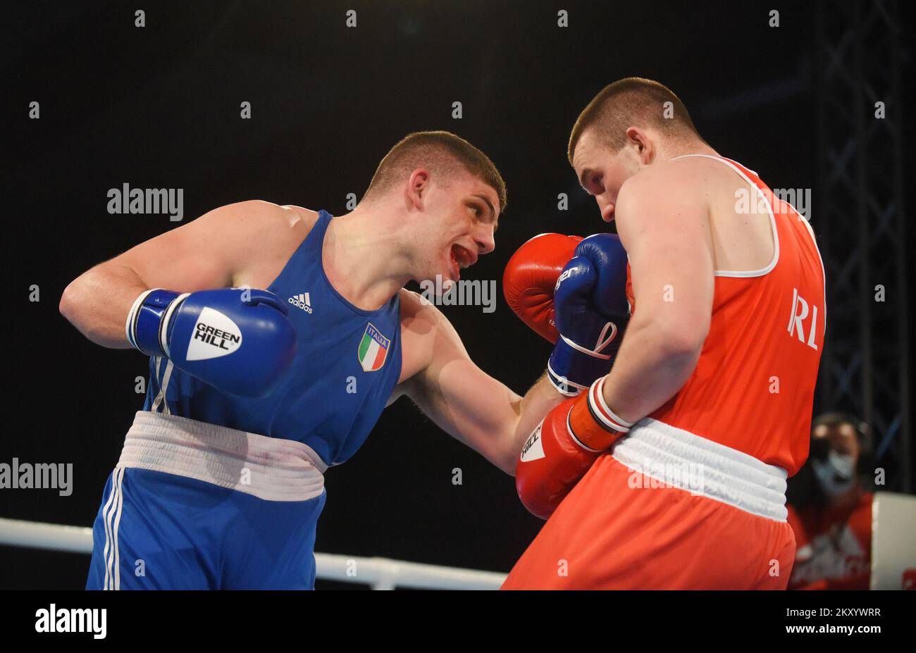 Jack Michael Marley aus Irland (rot) kämpft am 23. März 2022 in Porec (Kroatien) bei der EUBC ...