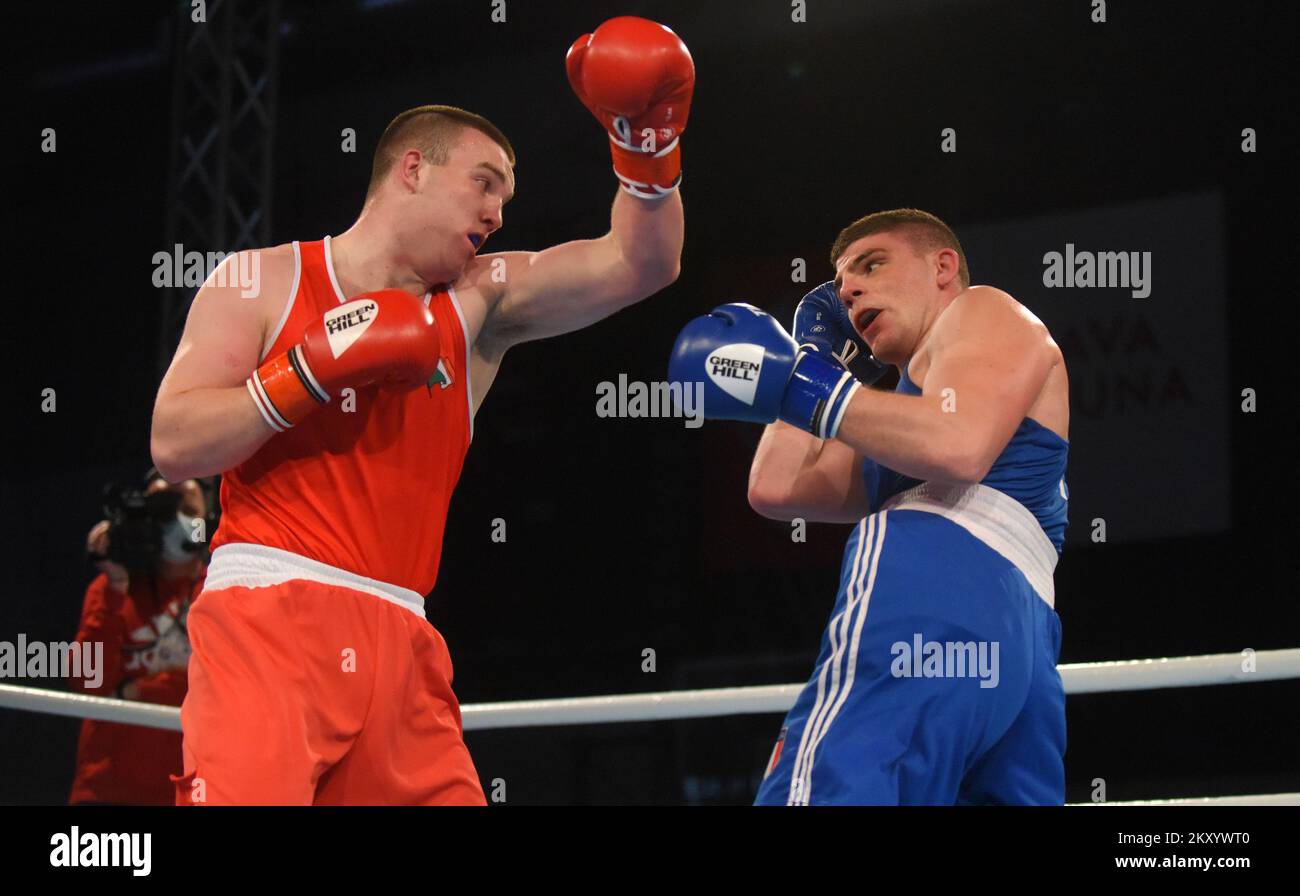 Jack Michael Marley aus Irland (rot) kämpft am 23. März 2022 in Porec ...