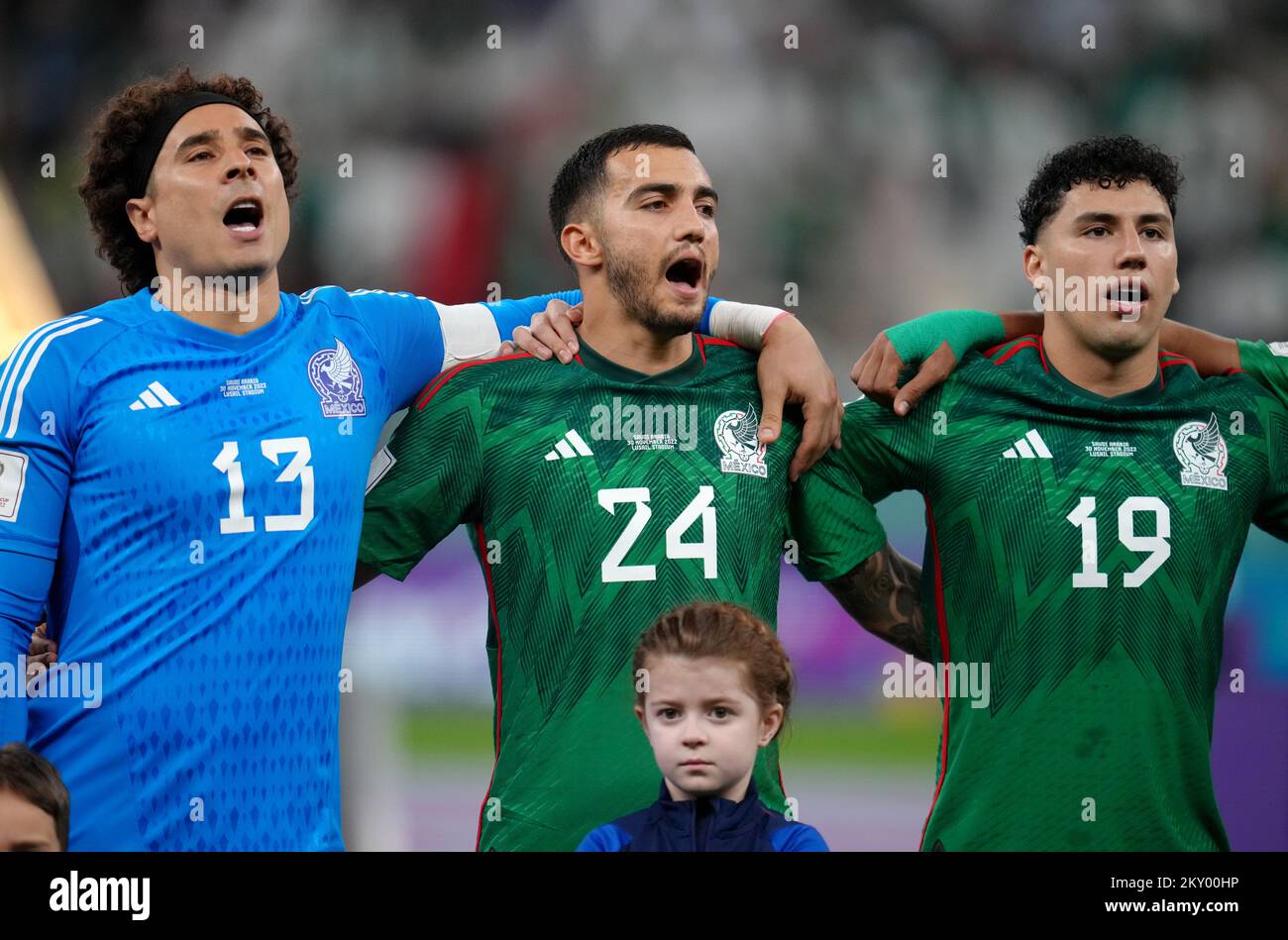 Von links nach rechts singen Mexikos Guillermo Ochoa, Luis Chavez und ...