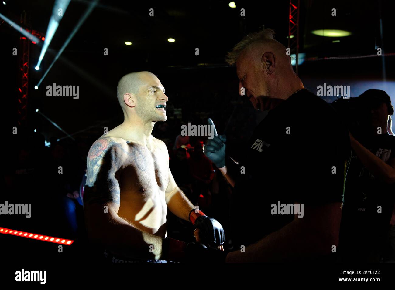 Daniel Bazant betritt die Arena beim Fight Nation Championship Event ...