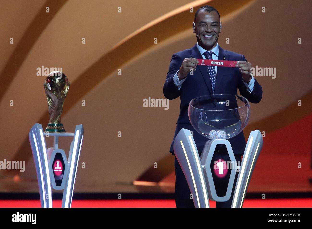 Marcos Evangelista de Morais Cafu zeigt Spanien bei der Endauslosung ...