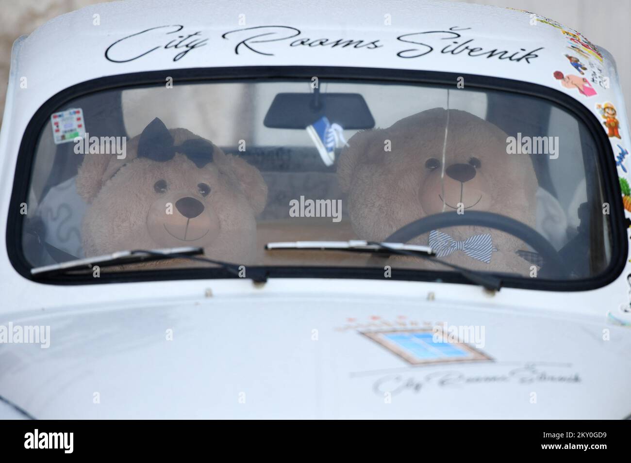 Zwei Teddybären, die im Fahrzeug Fiat 600 oder allgemein „Fico“ genannt ...