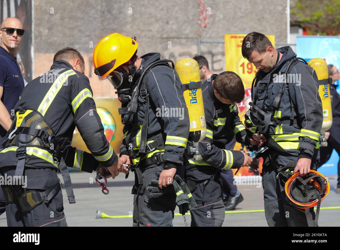 Wettbewerber beim Fire Combat-Wettbewerb am 30. April 2022 in Osijek ...