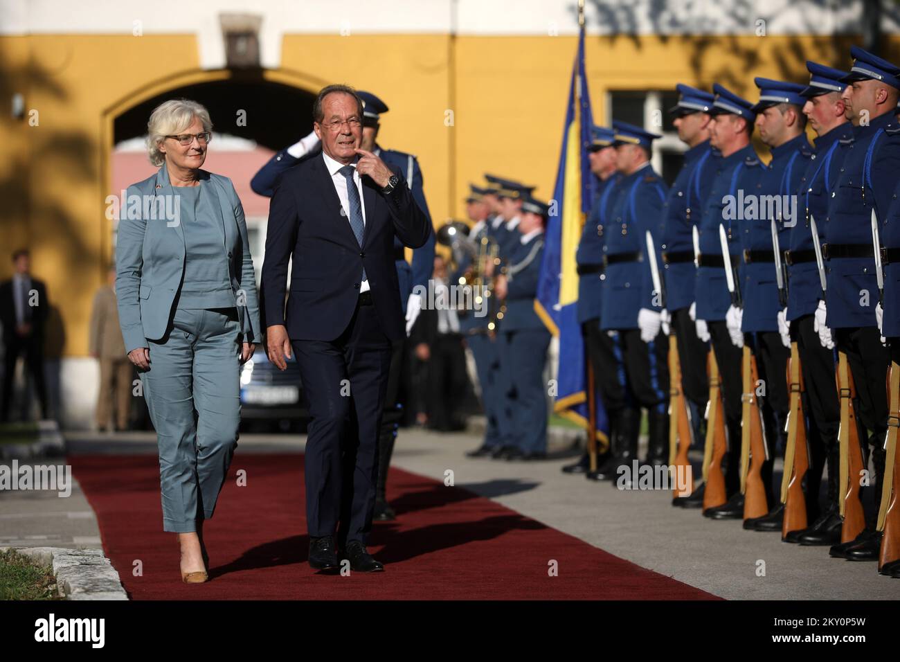 Die deutsche Verteidigungsministerin Christina Lambrecht reiste zu ...
