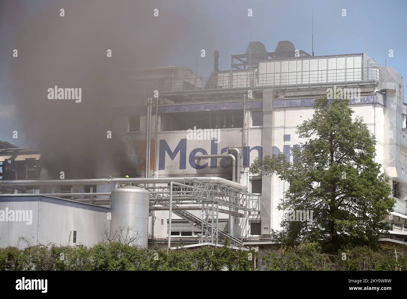 Bei einer Explosion und einem Brand in einer Chemiefabrik im Südosten ...