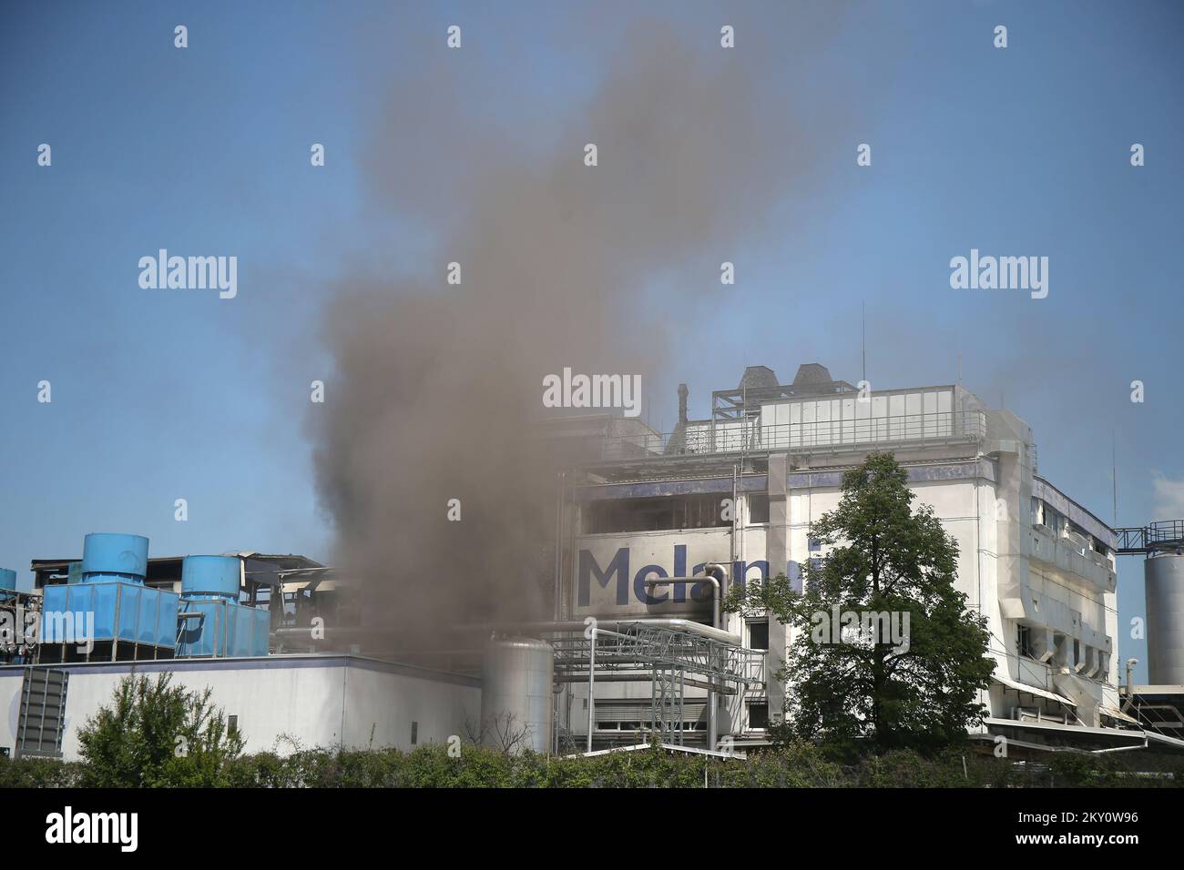 Bei einer Explosion und einem Brand in einer Chemiefabrik im Südosten ...