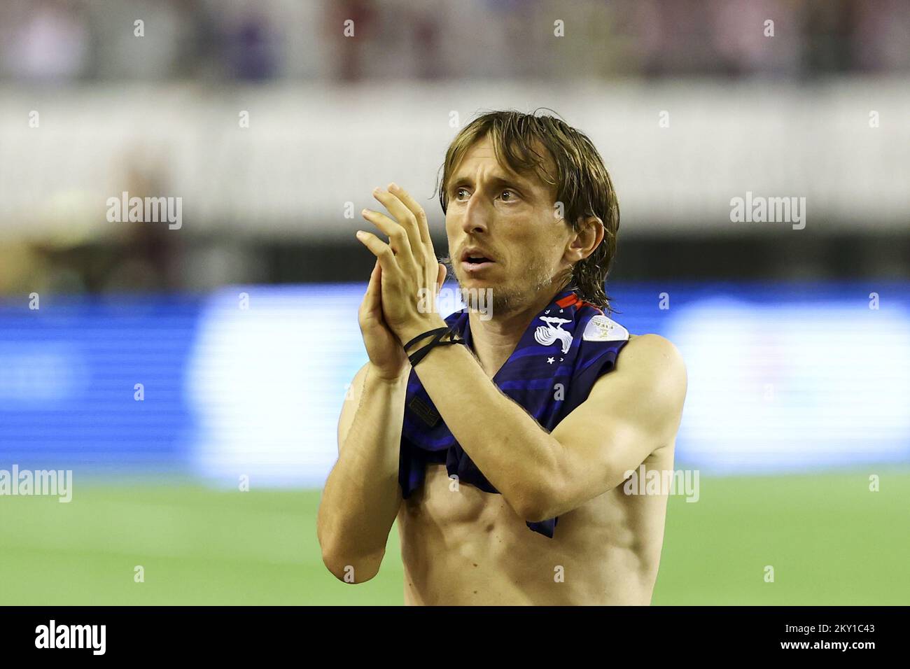 SPLIT, KROATIEN - 06. JUNI: Luka Modric aus Kroatien bestätigt den Fans ...