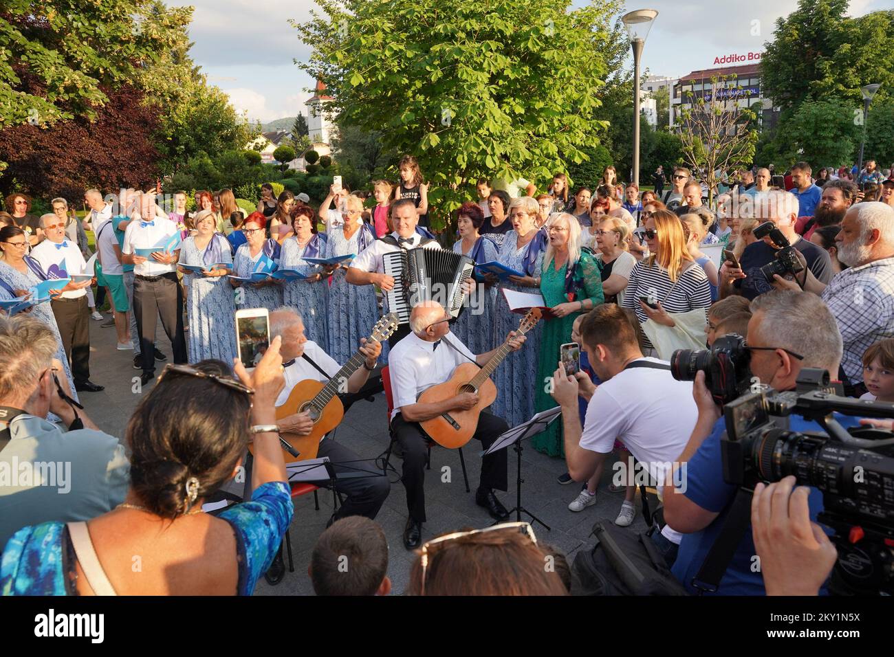 Straßenkünstler treten am 17. Juni 2022 beim Trotoart-Festival in Banja ...